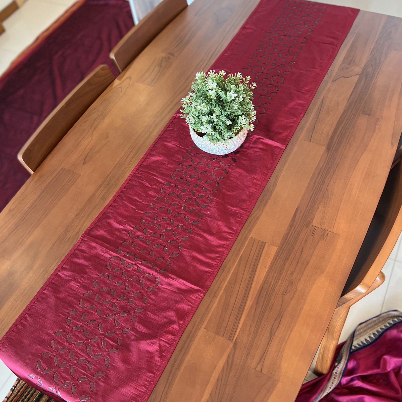 Silk Appliqué Table Runner (C2) – Welcome to JustFab